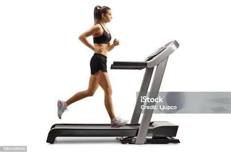 러닝머신에서 달리는 몸에 맞는 젊은 여성의 전체 길이 프로필 샷 러닝머신에 대한 스톡 사진 및 기타 이미지 러닝머신 달리기 옆모습 Istock