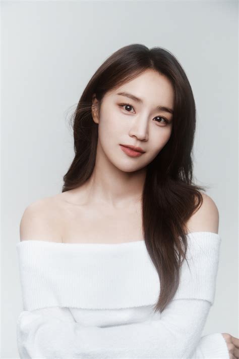 Jung Yoo Min Talks About Filming A Kiss Scene With Sung Hoon In