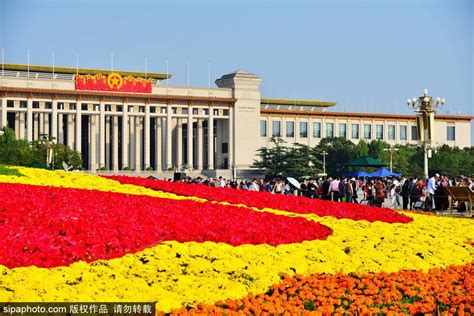“祝福祖国”巨型大花篮亮相天安门广场