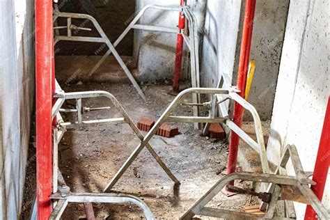 모놀리식 건물의 2층을 지지하는 거푸집 벽 및 천정 보강 건물 시공 중 모놀리식 작업 근접 시공 기술 프리미엄 사진