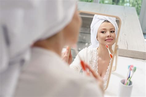 목욕 수건을 머리에 대고 샤워 를 한 후 거울 앞에서 이빨을 닦는 젊은 매력적인 여성 집에서 아침 구강 위생 개념에 대한 스톡 사진 및 기타 이미지 Istock