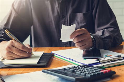 비즈니스 및 금융 사무실 사업 보유의 개념 청구서 지불 및 분석 차트 빈티지 효과 계산 하는 계산기를 사용 하 여 개념에 대한 스톡 사진 및 기타 이미지 Istock