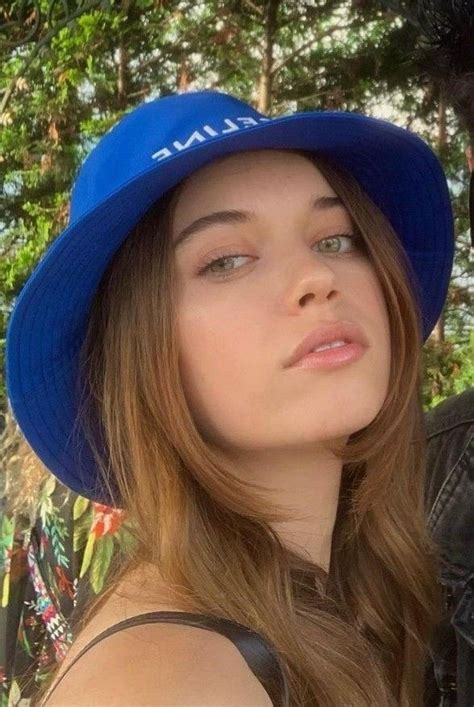 Pin By Karma Police On Afra Saracoglu Academia Hairstyle Afra Saracoglu Aesthetic Makeup