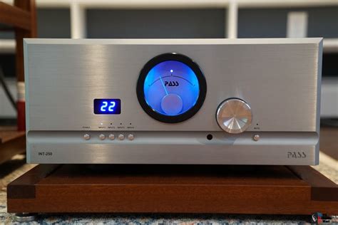 Pass Labs Int 250 Integrated Amplifier