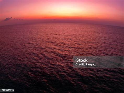 화려한 일몰 또는 일출 하늘 태국의 바다 구름 놀라운 자연 풍경 바다 풍경 아름다운 빛 자연 풍경 다채로운 하늘 배경 0명에 대한 스톡 사진 및 기타 이미지 Istock