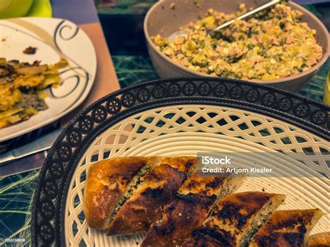 그릇에 허브 바게트의 일부 조각과 뒷면에 셀프 만든 샐러드 0명에 대한 스톡 사진 및 기타 이미지 0명 감자 요리 건강한 생활방식 Istock