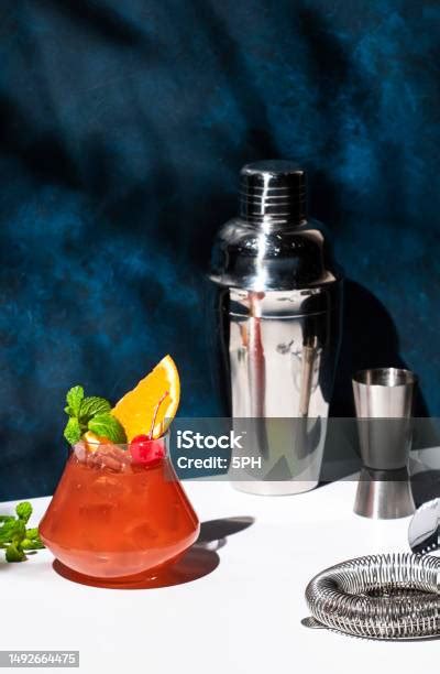 다크 럼 파인애플 주스 코코넛 스롭 오렌지 민트 칵테일 체리 및 얼음을 곁들인 진통제 알코올 칵테일 음료 청백색 배경 단단한 빛 그림자 패턴 칵테일에 대한 스톡 사진 및