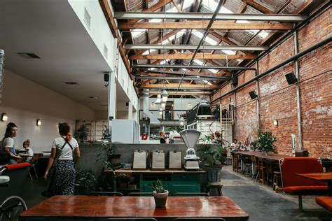 가구 배치 건축 공공의 내부 레이아웃 널찍한 노출 된 벽돌 도시 생활 도시의 디자인 러스틱 레스토랑 레트로 매달린 조명 모임 목재 들보 벽돌 벽