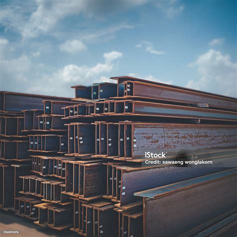 강철 빔 생산 금속 대들보는 프로젝트 건설 강철 H빔 선택적 초점 건물 건설에 사용되는 원자재에 쌓입니다 강철에 대한 스톡 사진 및 기타 이미지 Istock