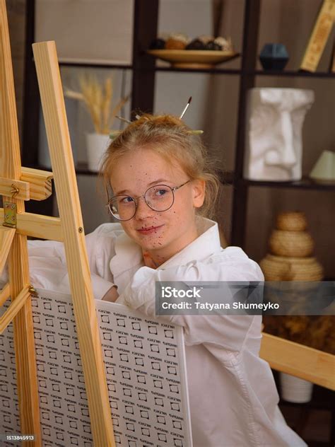 젊은 금발 여성이 작업장에서 그림을 그린다 붓과 물감을 가진 소녀 예술가 금발 예술가 드로잉 스쿨의 교사 페인팅 교육 주문할 그림 16 17 살에 대한 스톡 사진 및 기타