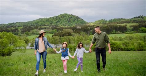 두 딸이 손을 잡고 봄 자연 속에서 야외를 걷고 있는 행복한 가족 사진 Unsplash의 아름다움 이미지
