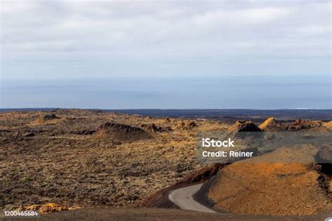 카나리아 섬 란사로테의 티만파야 국립공원의 다양한 색상의 화산 풍경을 감상하세요 0명에 대한 스톡 사진 및 기타 이미지 0명