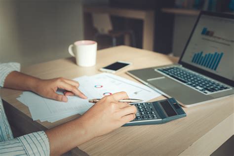 사업가 테이블 데스크톱 투자에 대 한 재정 및 계획 계산 균형 예산 및 이익 소득 사업 및 전략 개념에 대 한 회계 세금 문서