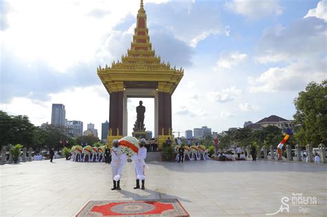 គណៈប្រតិភូក្រសួងបរិស្ថាន ចូលរួមគោរពវិញ្ញាណក្ខន្ធនៅវិមានឯករាជ្យ