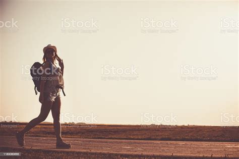 시골 길에서 하이킹을 하는 동안 여름 햇살을 즐기는 젊은 여성 20 29세에 대한 스톡 사진 및 기타 이미지 20 29세 걷기 경관 Istock
