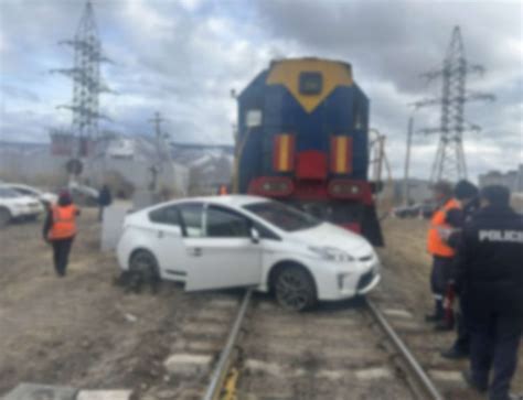 Жолооч гэрлэн дохио зөрчсөний улмаас галт тэрэгтэй мөргөлдсөн осол гарчээ Delhii Mn