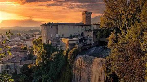 Isola Del Liri La Perla Ciociara Con Una Cascata Al Centro Della Città