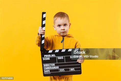 작은 아이 소년 오렌지 벽 배경 어린이 스튜디오 초상화에 고립 된 노란색 옷에 34 세 사람들이 어린 시절 라이프 스타일 개념