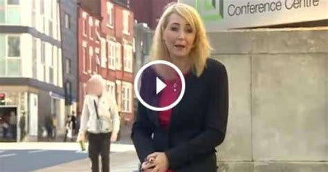 En Plein Direct Cette Journaliste Se Fait Harceler Pendant Un