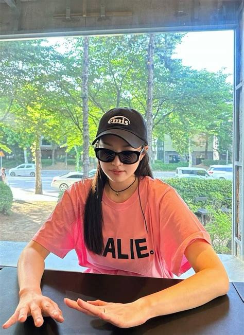 패션엔 ‘전진 아내 류이서 핑크 티셔츠 하나로 끝 여름 멋쟁이의 꾸안꾸 외출룩