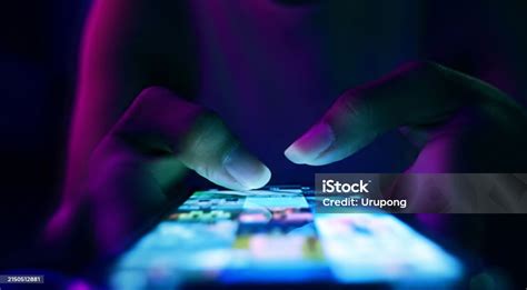 전화 휴대 전화 손 스마트 폰 주형 소셜 미디어 사회적인 미디어 마케팅 소셜 미디어 약혼 게시물 구조 광고하는 사회 문제 과학