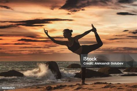 실루엣 슬림 한 여성은 일몰에 열대 바다 해안 또는 바다 해변 야외에서 요가를합니다 30 34세에 대한 스톡 사진 및 기타 이미지 30 34세 건강한 생활방식 곡예
