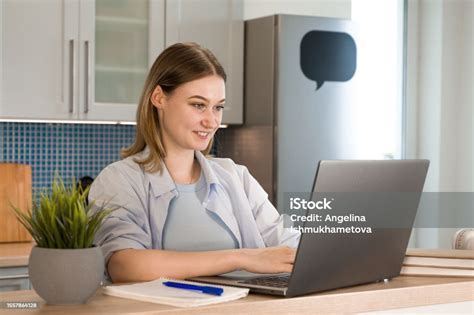 노트북에서 일하는 여성의 근접 촬영 학생 작문 강의 또는 여성 재택 근무 18 19세에 대한 스톡 사진 및 기타 이미지 18 19세 가정 주방 가정의 방 Istock