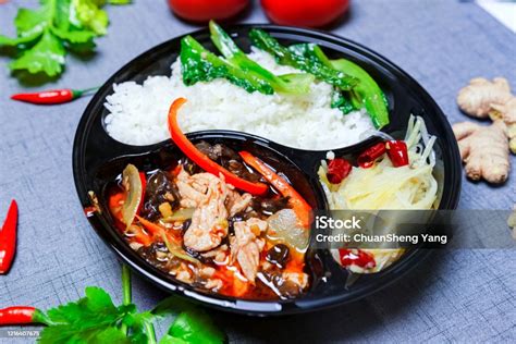곰팡이와 얇게 썬 고기로 만든 요리 중국 음식 곰팡이 고기 조각 밥과 접시 세트 테이크 아웃 건강한 식생활에 대한 스톡 사진 및 기타 이미지 Istock