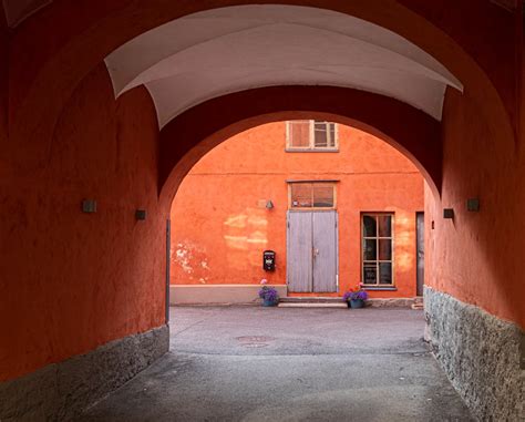 집 밖의 거리 건물 건물 외관 건축 구시가지 대칭 도시 주거 도시 풍경 도시의 도시의 삶 돌 바닥 보도 보행자 구역 북유럽 디자인 붉은 외관