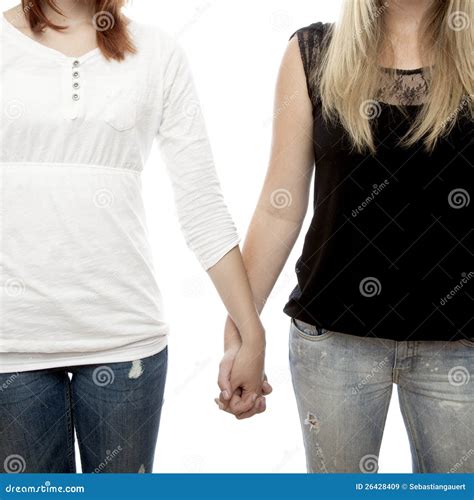 Ragazze Dai Capelli Rosse E Bionde Che Tengono Alto Vicino Delle Mani