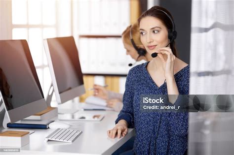 햇볕이 잘 드는 사무실에 앉아 헤드셋으로 이야기하는 라틴 아메리카 사업가 콜센터 및 비즈니스의 다양한 사람들 그룹 20 24세에 대한 스톡 사진 및 기타 이미지 Istock