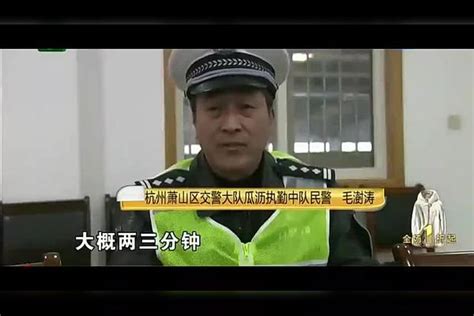 等候处罚竟开溜，外卖员还骑车拖行民警，监控拍下惊魂一幕外卖员监控惊魂
