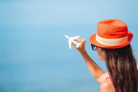 여성의 손에 미니어처 장난감 비행기 비행기로 여행 여행 및 관광을 위한 개념적 이미지 관광에 대한 스톡 사진 및 기타 이미지 관광 관광객 동슬라브족 Istock