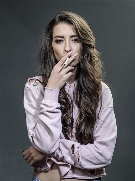 دختر سیگاری اعتیاد و وابستگی اعتیاد به نیکوتین سیگار زنان معتاد به سیگار 1583828