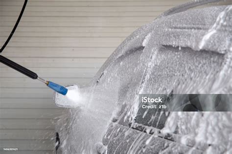 셀프 서비스 세차 스테이션에서 실내에서 세탁하는 동안 비누 세제 거품 적용 과정 물에 대한 스톡 사진 및 기타 이미지 물 물리적 압력 청소하기 Istock