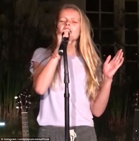 კრის მარტინი შვილებთან ერთად მალიბუს ერთ ერთ კლუბში მღერის ფოტო ვიდეო კვირა