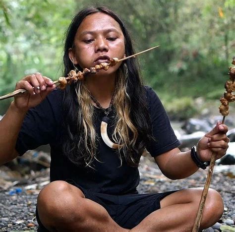 Dede Inoen Tarzan Nyentrik Yang Menghadirkan Kreativitas Unik Dengan Konten Makan Jin