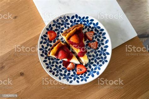 신선한 딸기와 딸기 소스를 곁들인 치즈케이크 맛있는 디저트 가정 주방에 대한 스톡 사진 및 기타 이미지 가정 주방 가정의