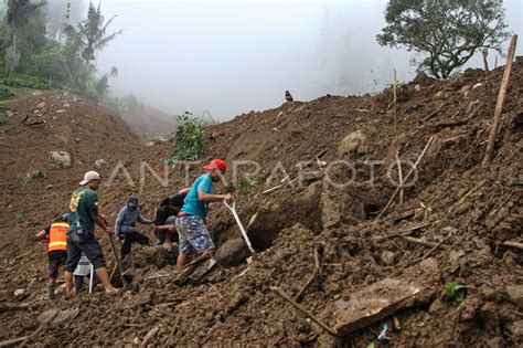 Pencarian Korban Bencana Tanah Longsor Di Tana Toraja Antara Foto