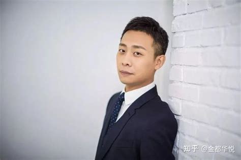 吴京找张毅拍戏问片酬多少，张毅用手比了个一，吴京惊讶了一个亿 知乎