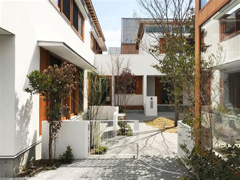 桐山啓一 Airhouseによる、愛知・名古屋市の「八事の家」。自然に囲まれた急傾斜の敷地。平地の無い状況での合理性も意図し、4本の鉄骨柱で支えるrc床の上に“木造の家”が載る構成を考案