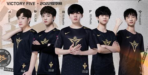 V5登顶全球战队榜榜首！t1、gen紧随其后，多个lpl队伍上榜 哔哩哔哩