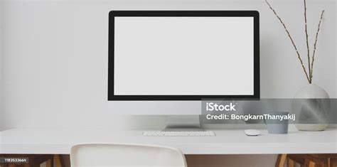 빈 화면 데스크톱 컴퓨터와 흰색 테이블에 장식과 현대 작업 공간 0명에 대한 스톡 사진 및 기타 이미지 0명 노트북 단순함 Istock
