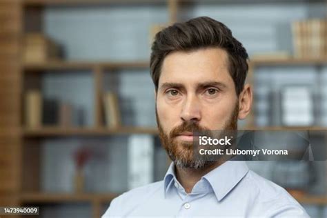 Крупным Планом Фото Серьезного Босса В Рубашке В Домашнем Офисе Зрелого Мужчины С Бородой