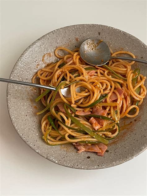 슬기테이블 피망 대신 마늘쫑 소시지 대신 베이컨을 넣은 나폴리탄 🍝 오일에 다진 마늘과 크러쉬드페퍼 베이컨 넣고 살살 볶다가 불 올려 간장 한스푼 케첩 4스푼과