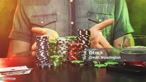 모든 칩을 베팅하는 높은 지분을 만드는 포커 플레이어 남자의 잘린 샷 Players Championship Snooker에 대한 스톡 사진 및 기타 이미지