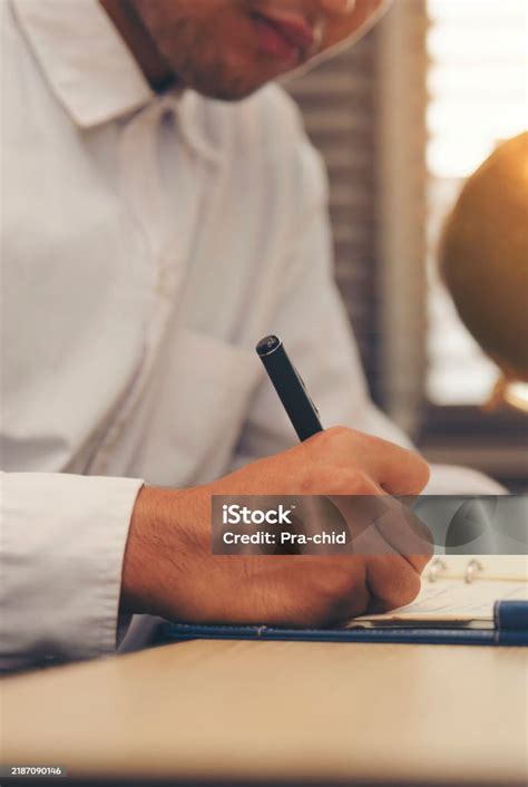 플래너 계획 일정 캘린더 및 미리 알림 일정 집에서 온라인으로 작업하십시오 매일 약속을 계획하고 사무실 책상에서 일기 책에 출장을 쓰는 남자 손 2025 캘린더 알림 이벤트