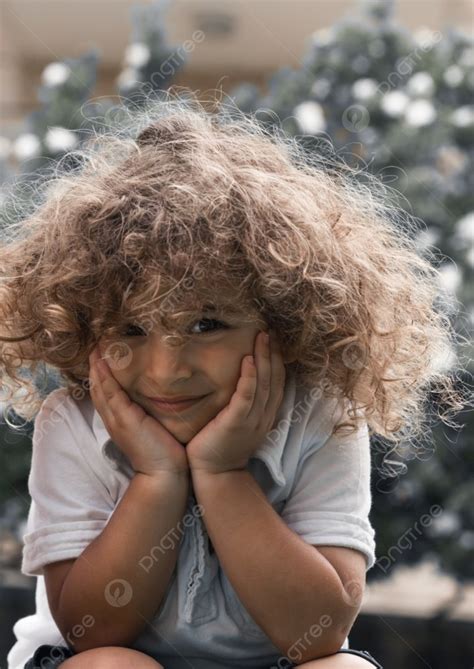 근심 어린 시절 행복한 소년 초상화를 즐기는 공원에서 재미 아름다운 곱슬 머리 행복한 아이와 좋은 어린 소년의 근접 촬영 초상화 사진 배경 및 무료 다운로드를위한 그림