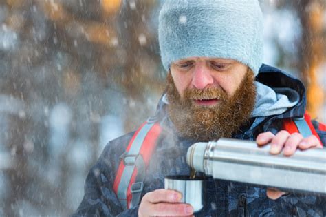 겨울 눈 덮인 숲에서 하이킹을 하면서 차를 따르는 중년 남자 겨울에 대한 스톡 사진 및 기타 이미지 겨울 관광객 날씨