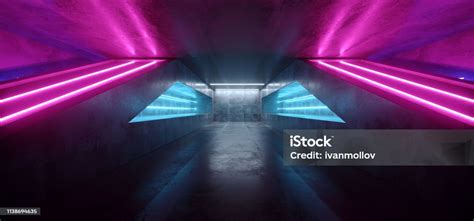 미래의 공상 과학 Fi 네온 형광 역동적 인 가상 현실 블루 퍼플 핑크 빛나는 그런 지 콘크리트 어두운 빈 터널 지하철 차고 우주선 반사 3d 렌더링 0명에 대한 스톡 사진
